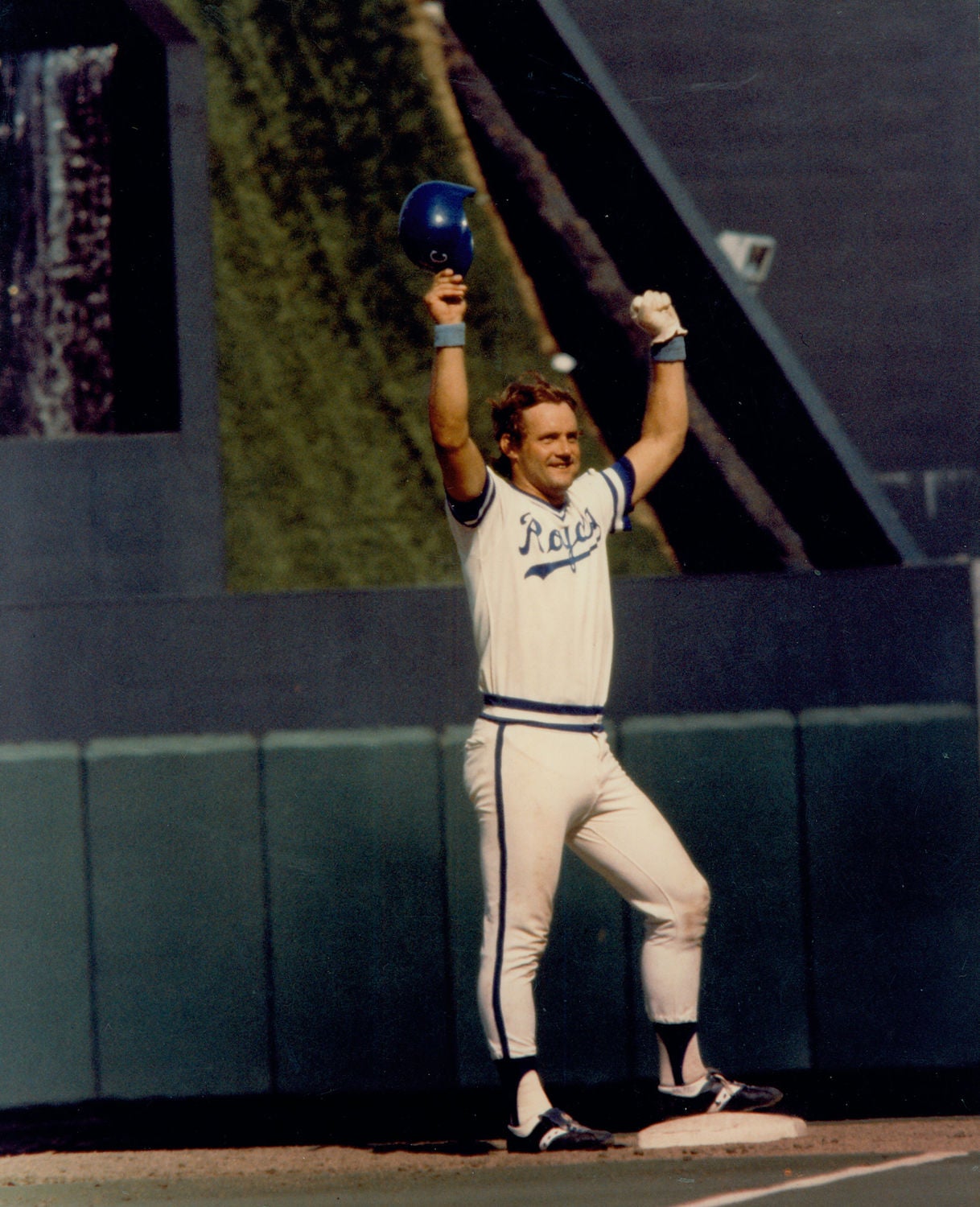 The Royals’ George Brett goes 4-for-4 to raise his average to .401 ...