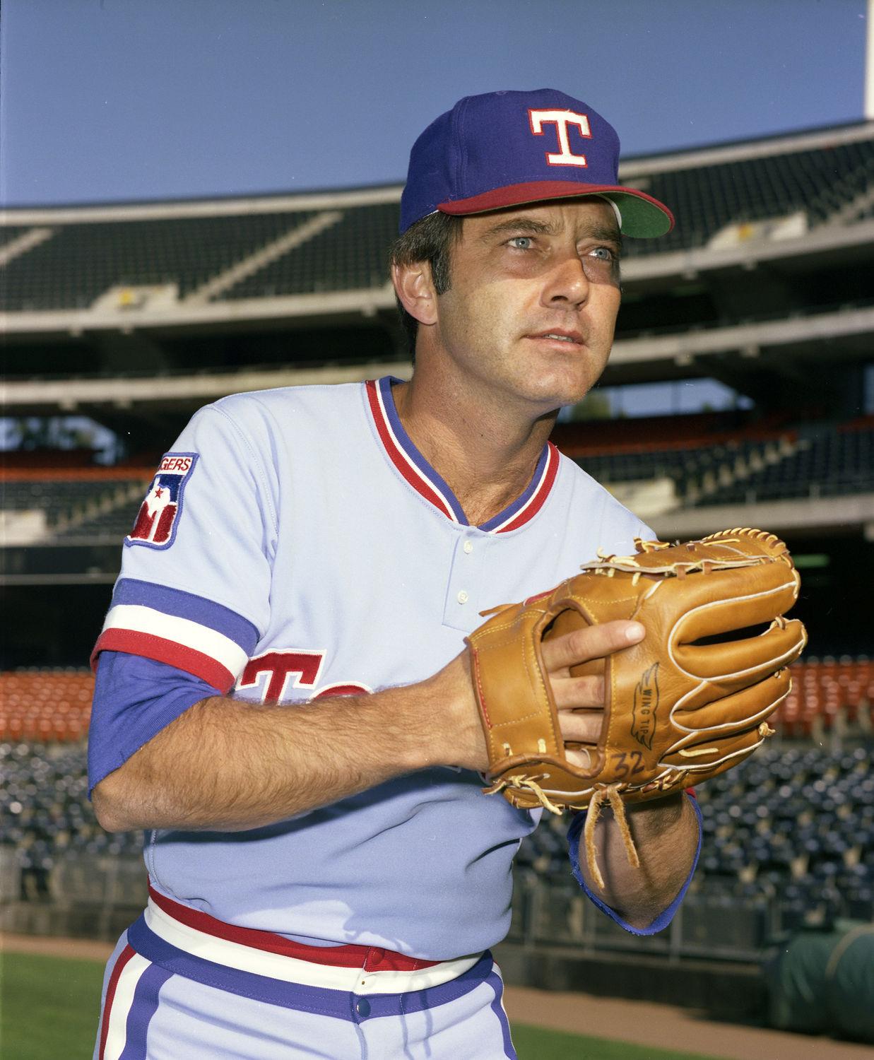 #CardCorner: 1975 Topps Darold Knowles | Baseball Hall of Fame